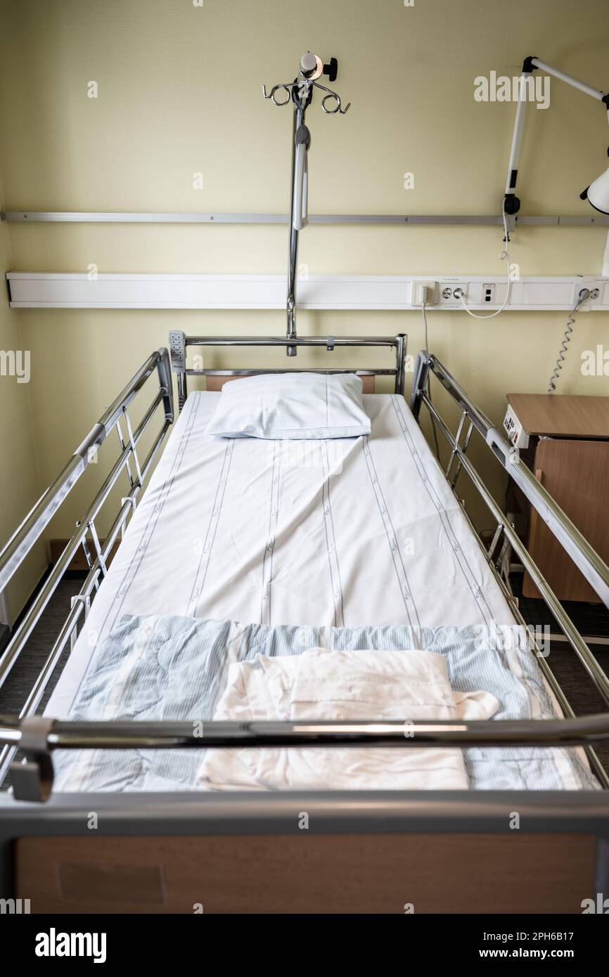 Hospital bed ready for the next patient Stock Photo - Alamy
