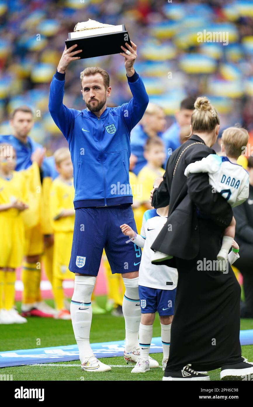 England's Harry Kane holds up a golden boot for becoming England's all ...