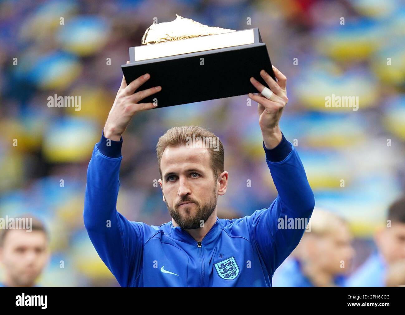 England's Harry Kane holds up a golden boot for becoming England's all ...