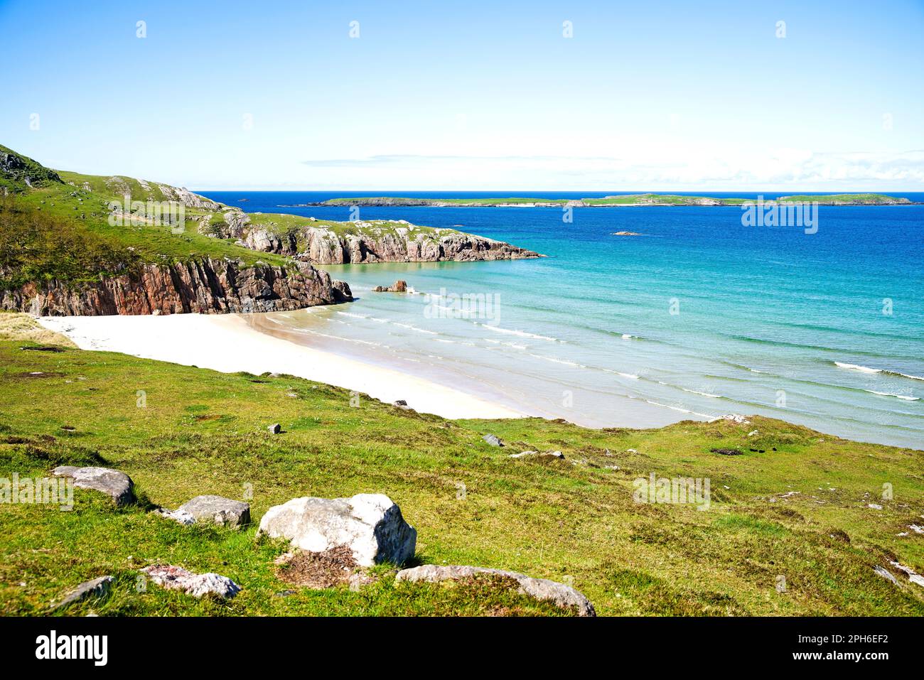 Beautiful remote Traigh Allt Chailgeag white sand beach near Durness on ...