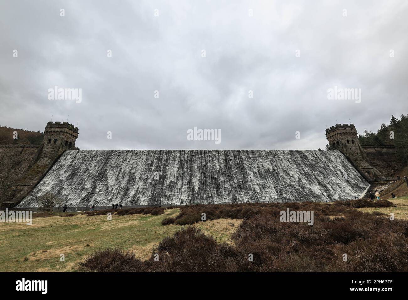 Derwent dam overflows hi-res stock photography and images - Alamy