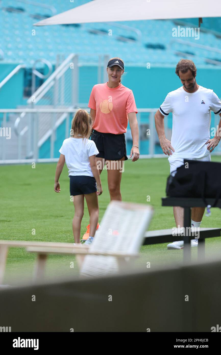 Elena rybakina warm up hi-res stock photography and images - Alamy