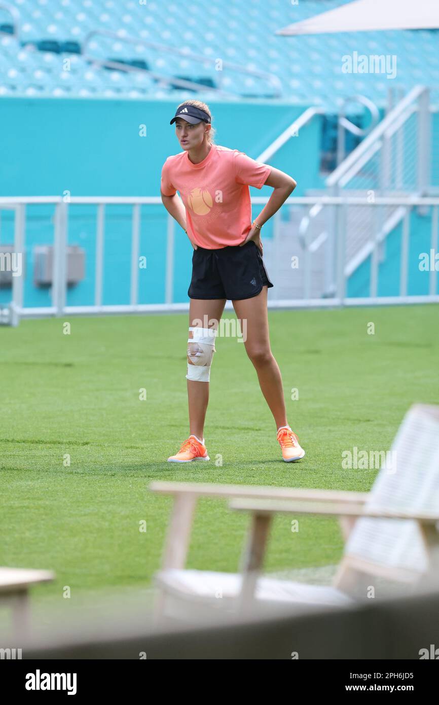 MIAMI GARDENS, FLORIDA - MARCH 25: Elena Rybakina Warm up at Hard Rock ...