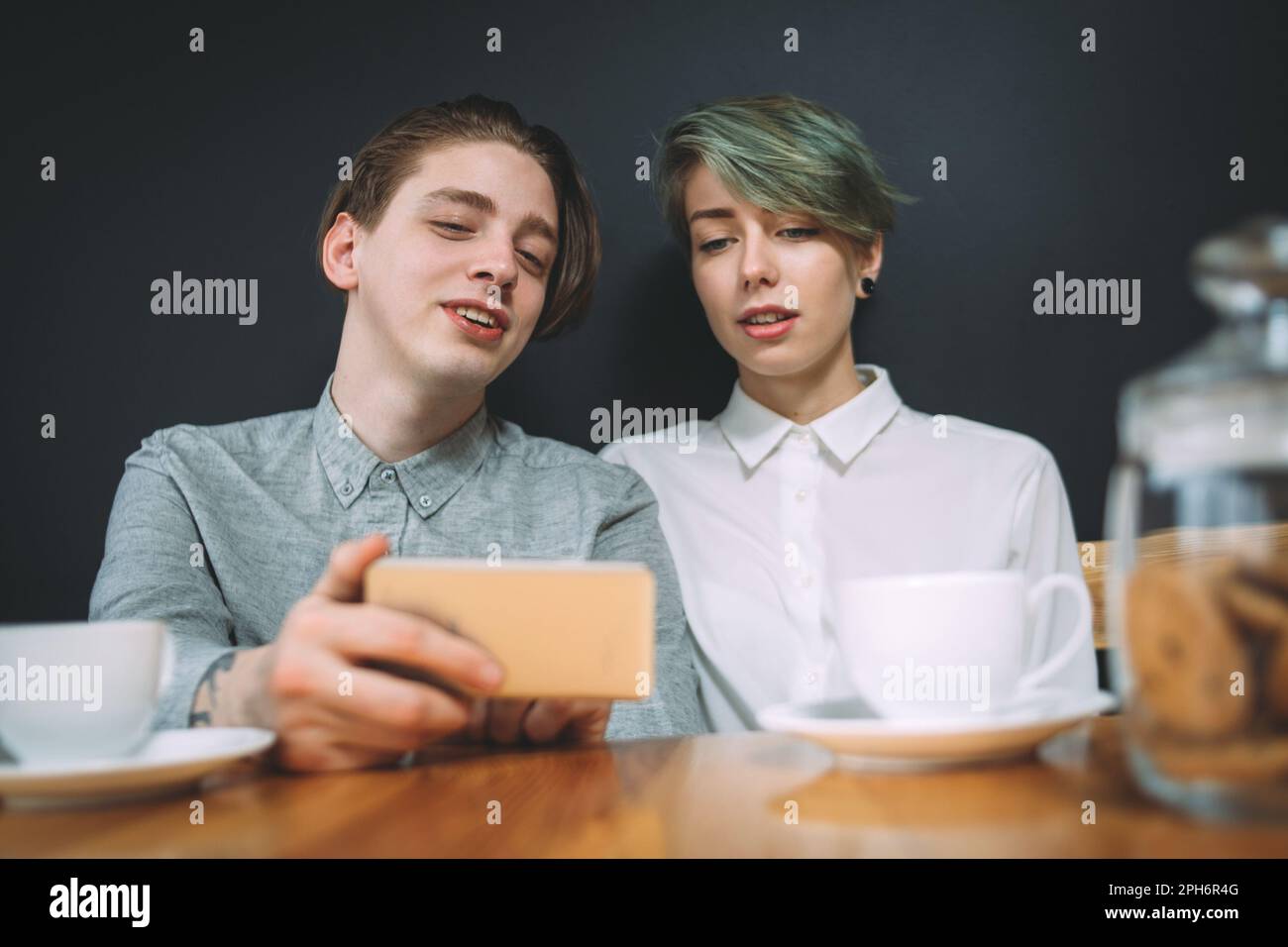 friendship bff best friends coffee shop phone Stock Photo - Alamy