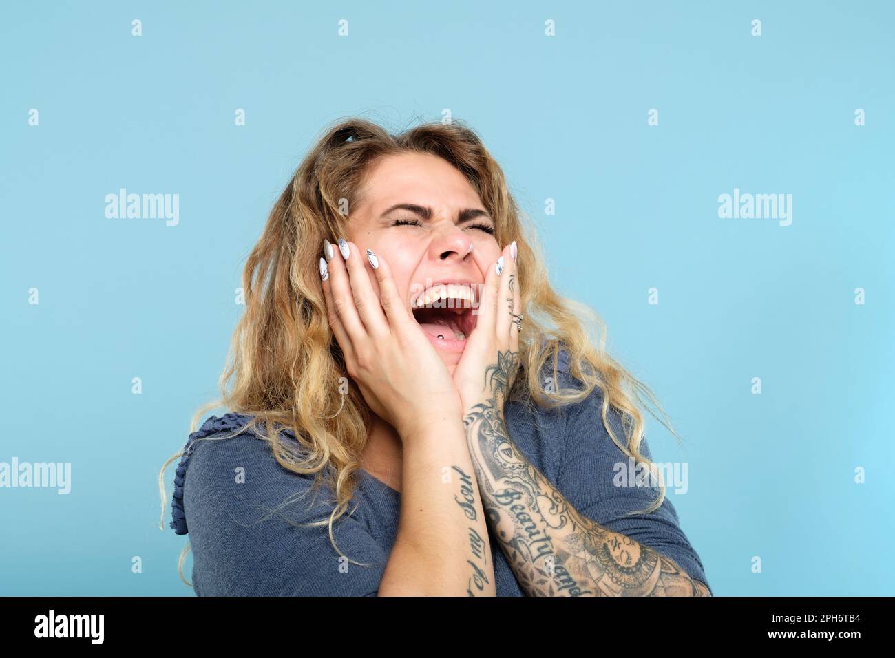 lol lmfao humor emotional reaction girl laugh hard Stock Photo - Alamy