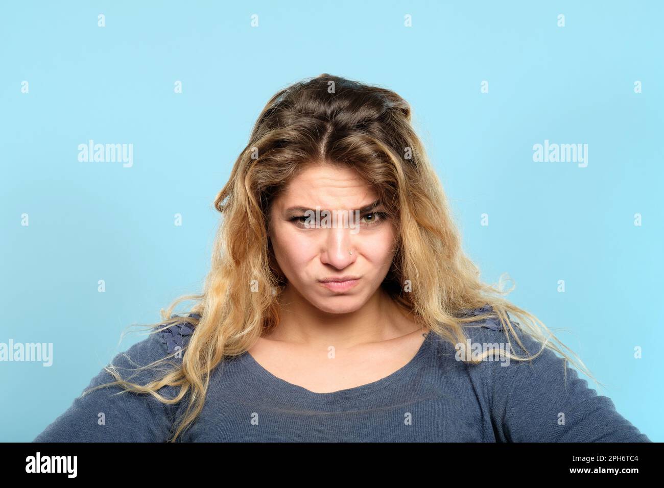 Distrustful hi-res stock photography and images - Alamy