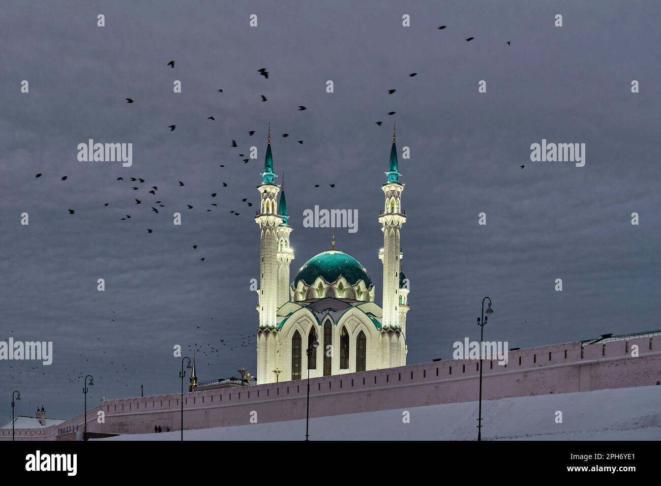 Birds flying over mosque hi-res stock photography and images - Alamy
