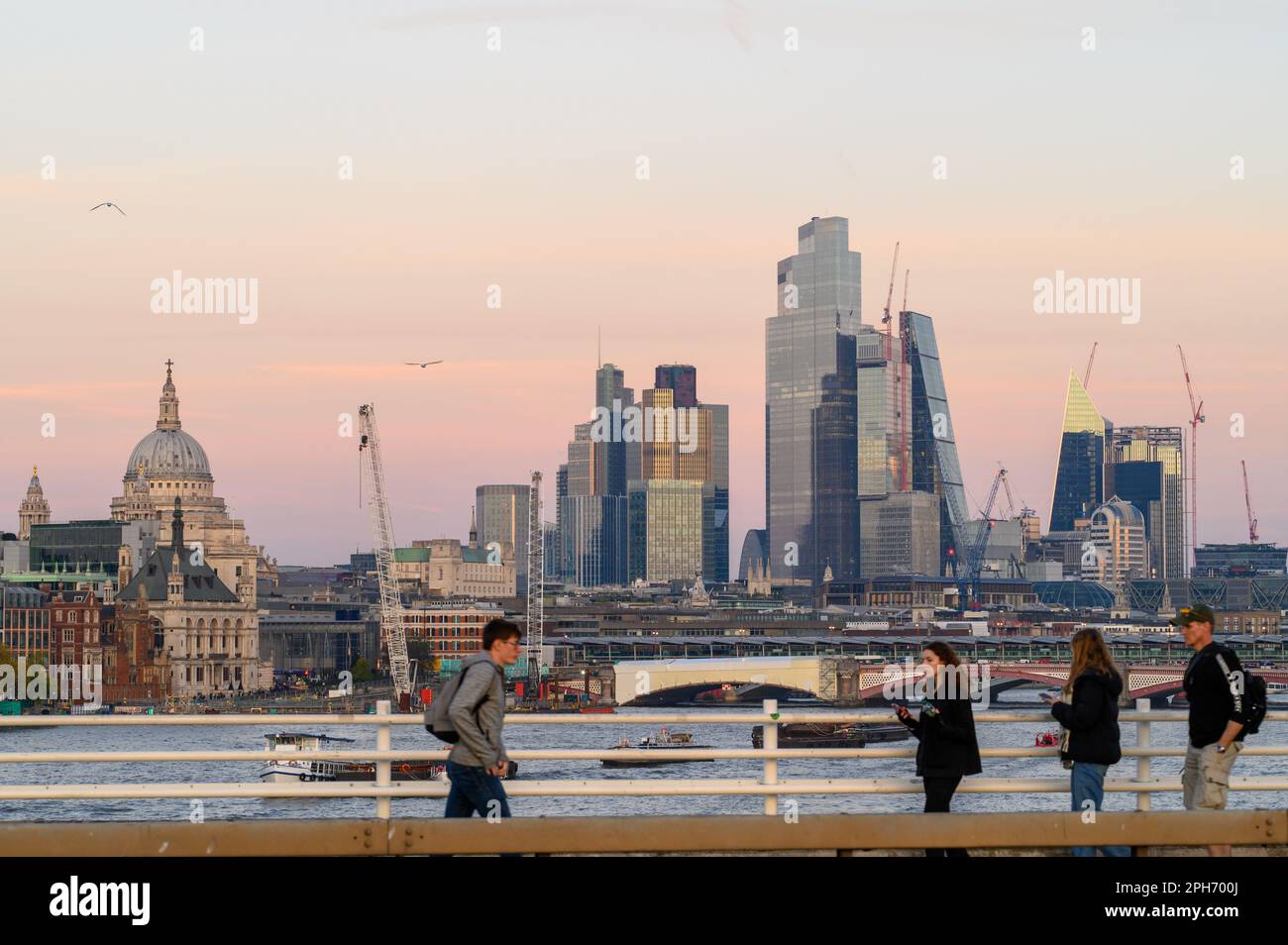 LONDON - November 12, 2022: Stunning twilight view of the city of ...