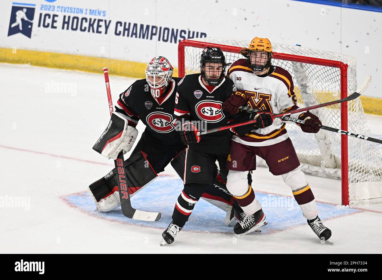 St. Cloud State Huskies forward Mason Salquist (16) and Minnesota ...