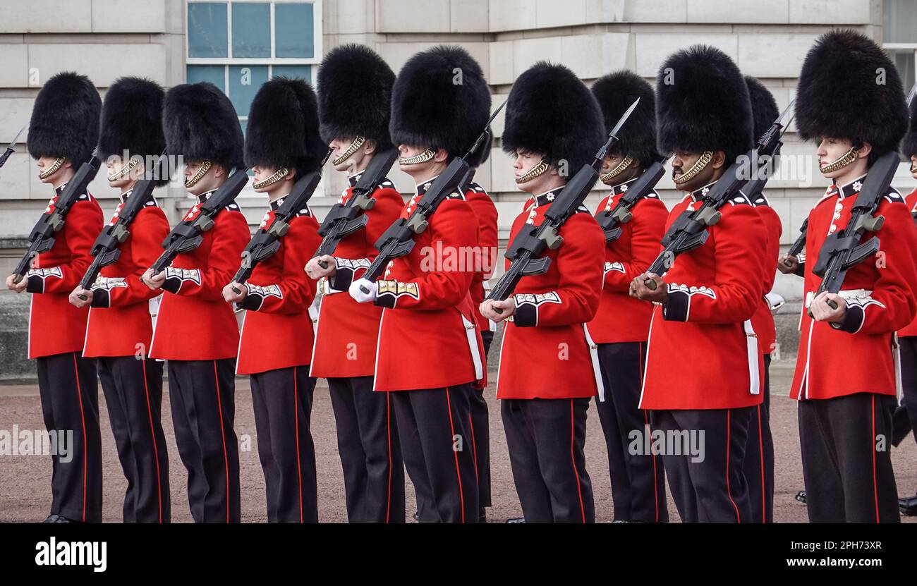 London, UK. 28th Oct, 2022. Guards of the Royal Guard are ready for the ...