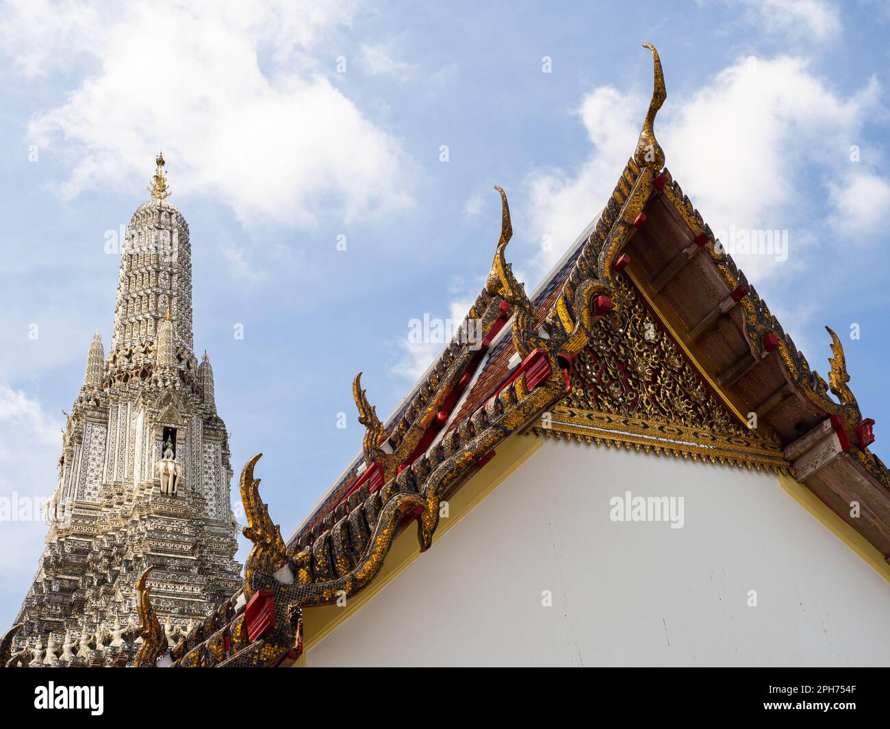 Experience the beauty and grandeur of the Wat Arun Temple in Bangkok ...