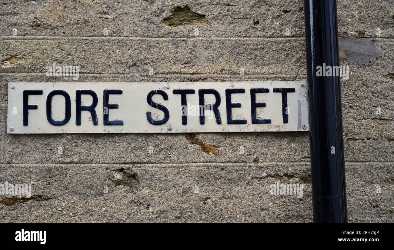 A street sign in the city of Polperro called Fore Sreet Stock Photo - Alamy