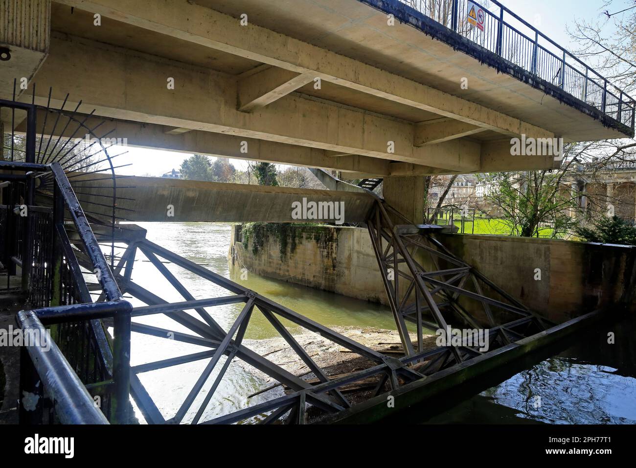Pulteney Radial Gate flood defence, River Avon, Bath near Pulteney ...