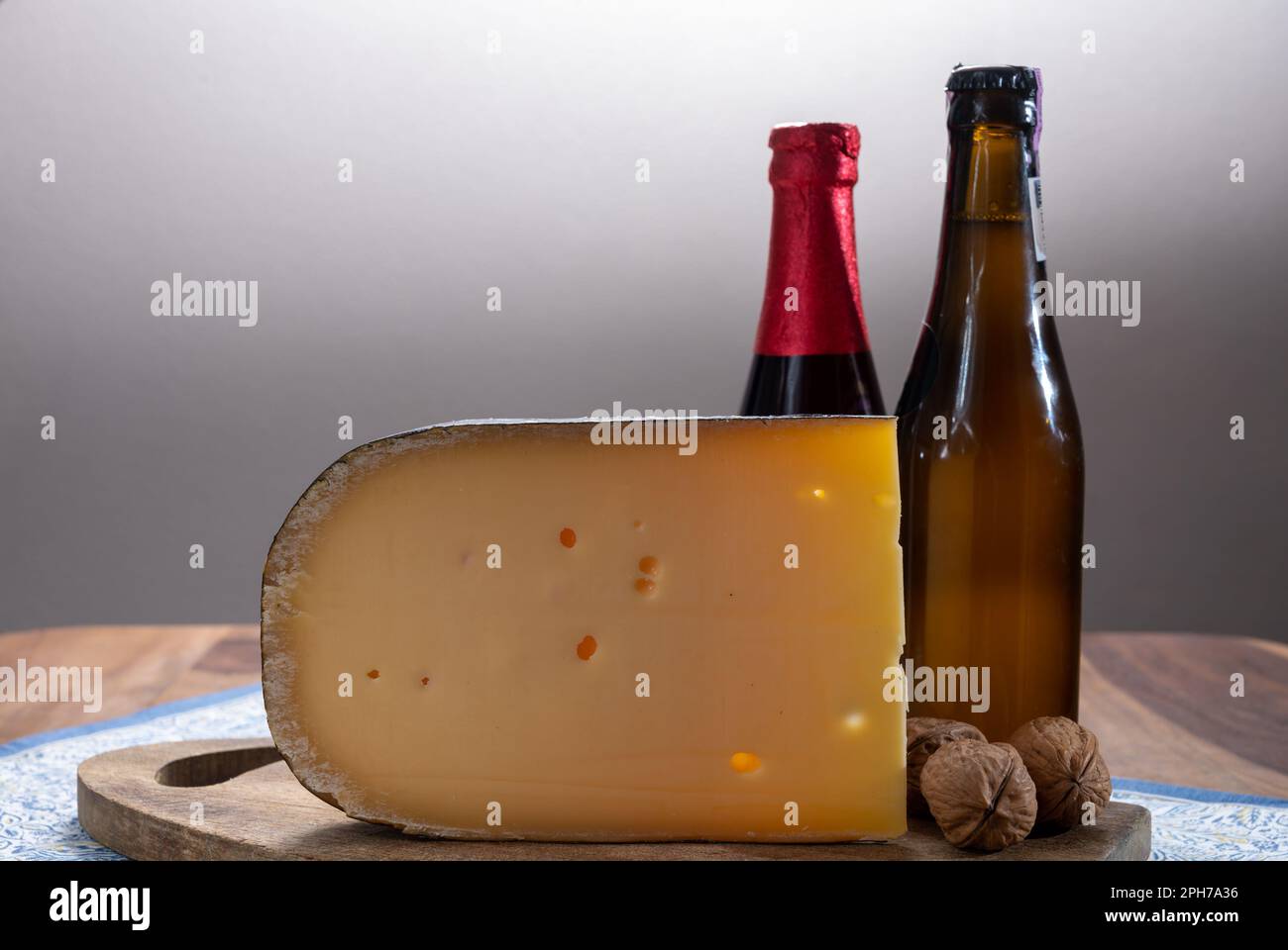 Cheese and beer pairing, Belgian beer and old yellow cow milk cheese ...