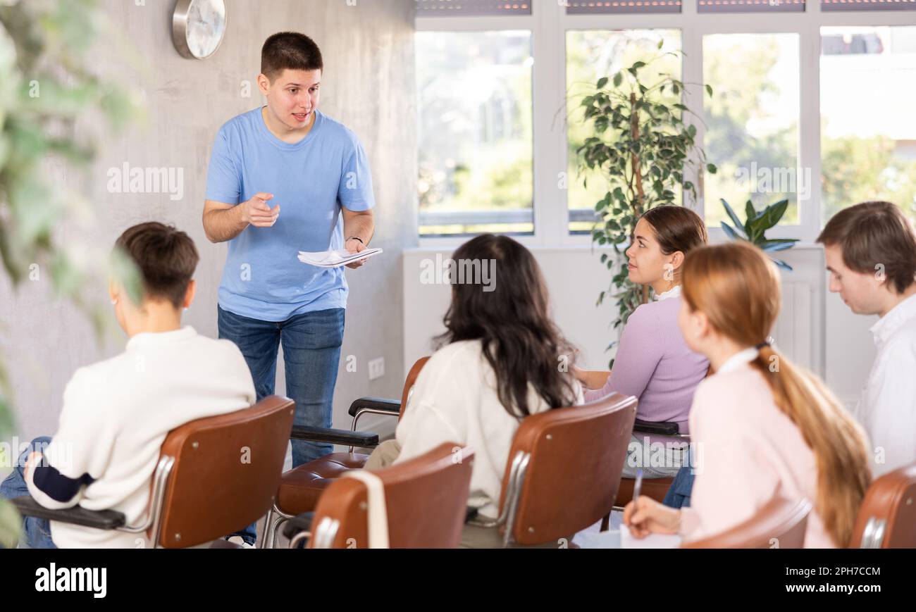 Giving physics lecture hi-res stock photography and images - Alamy