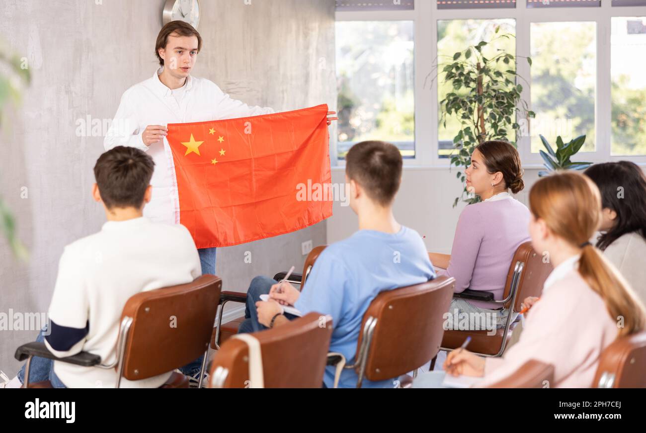 Young man tells his classmates the history of the state of China ...