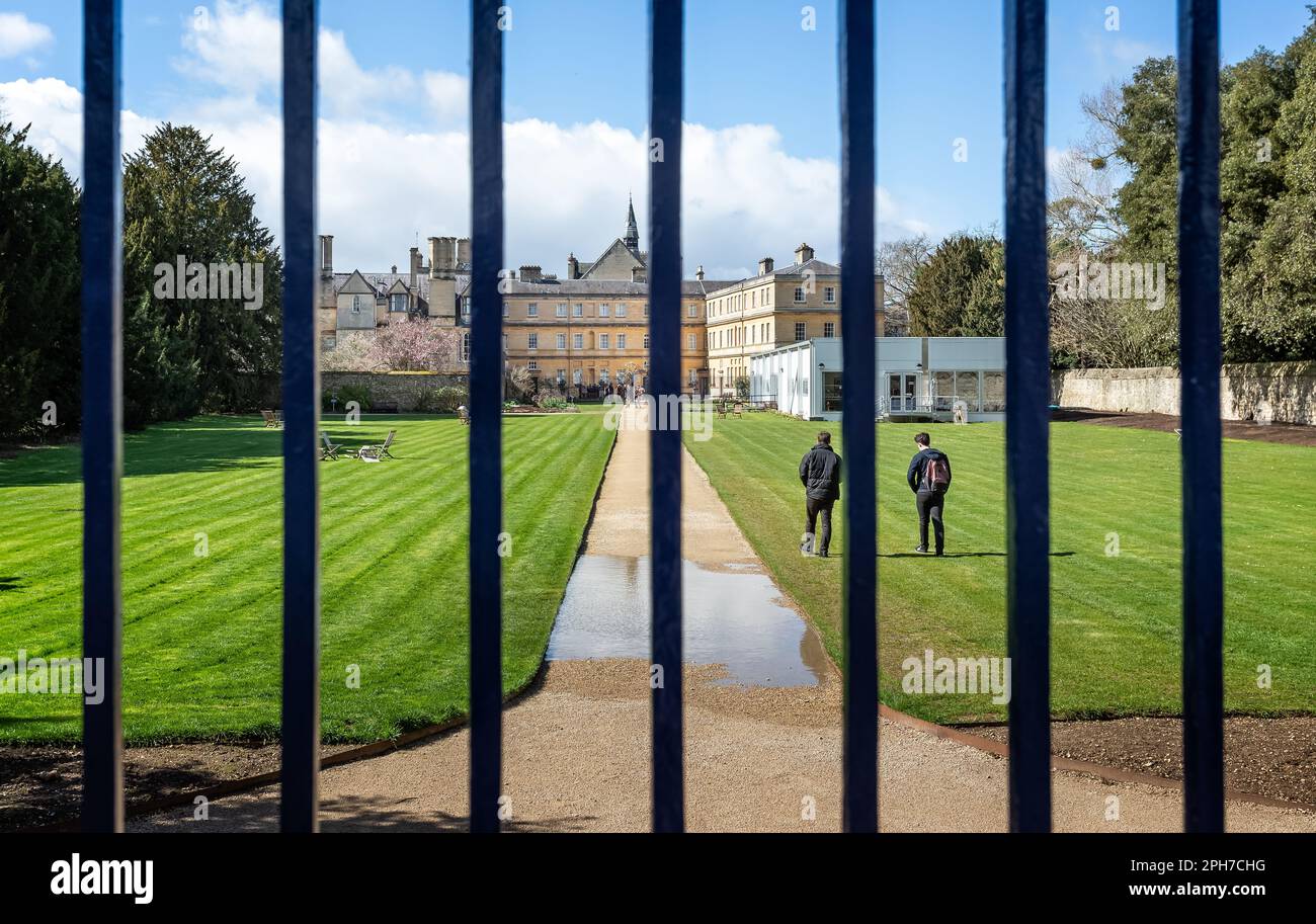 Looking through the gates hi-res stock photography and images - Alamy