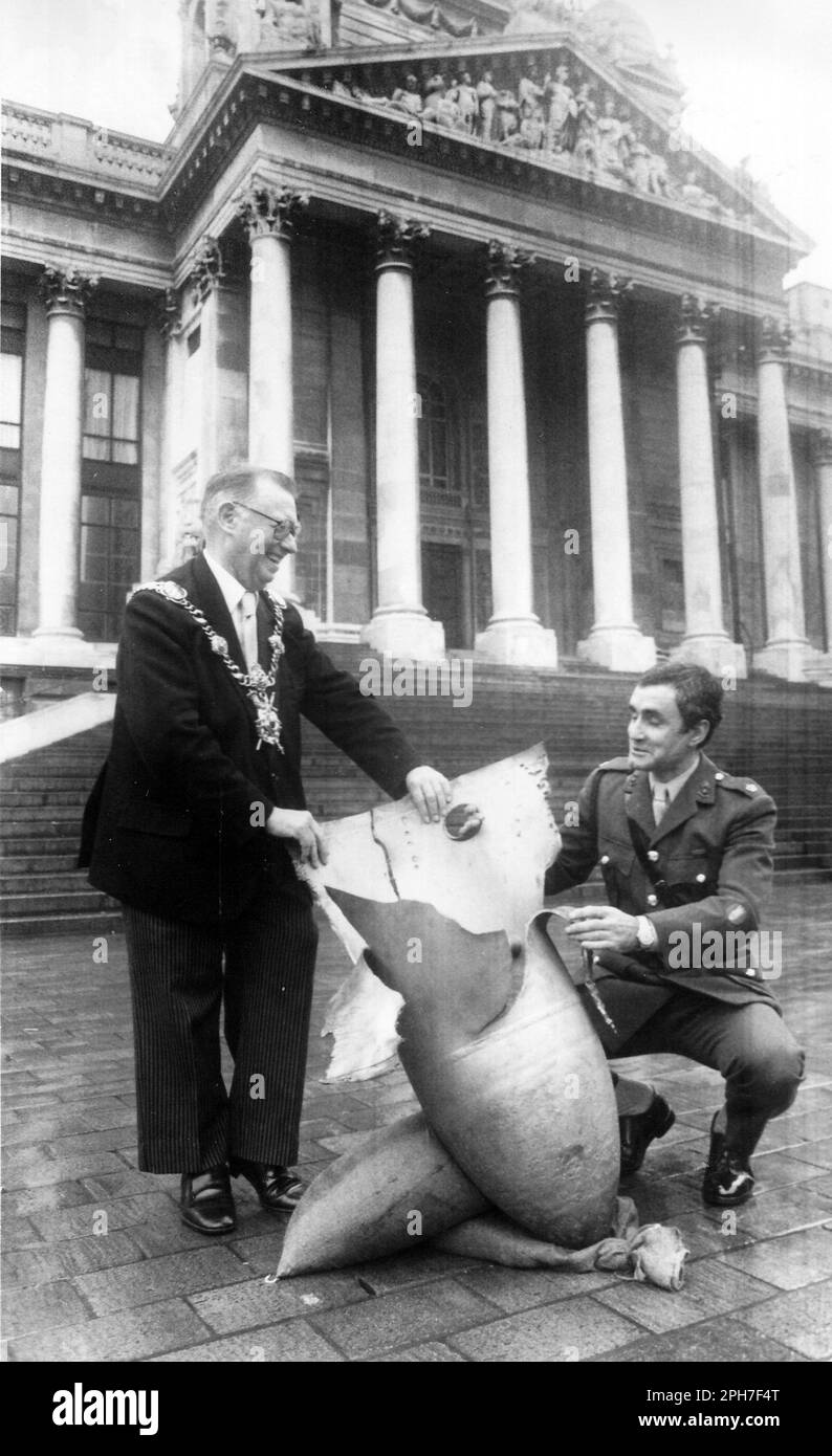 THE LORD MAYOR OF PORTSMOUTH JOHN MARSHALLRECEIVES THE 500LB GERMAN ...