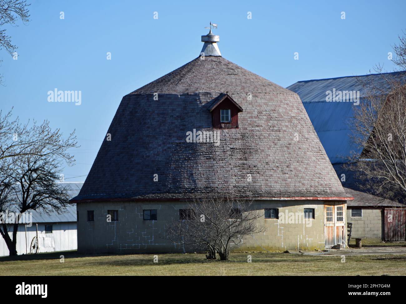 Open sided barn hi-res stock photography and images - Alamy