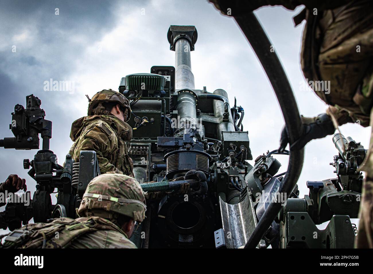 U.S. Soldiers assigned to the Carnage Battery, Field Artillery Squadron ...