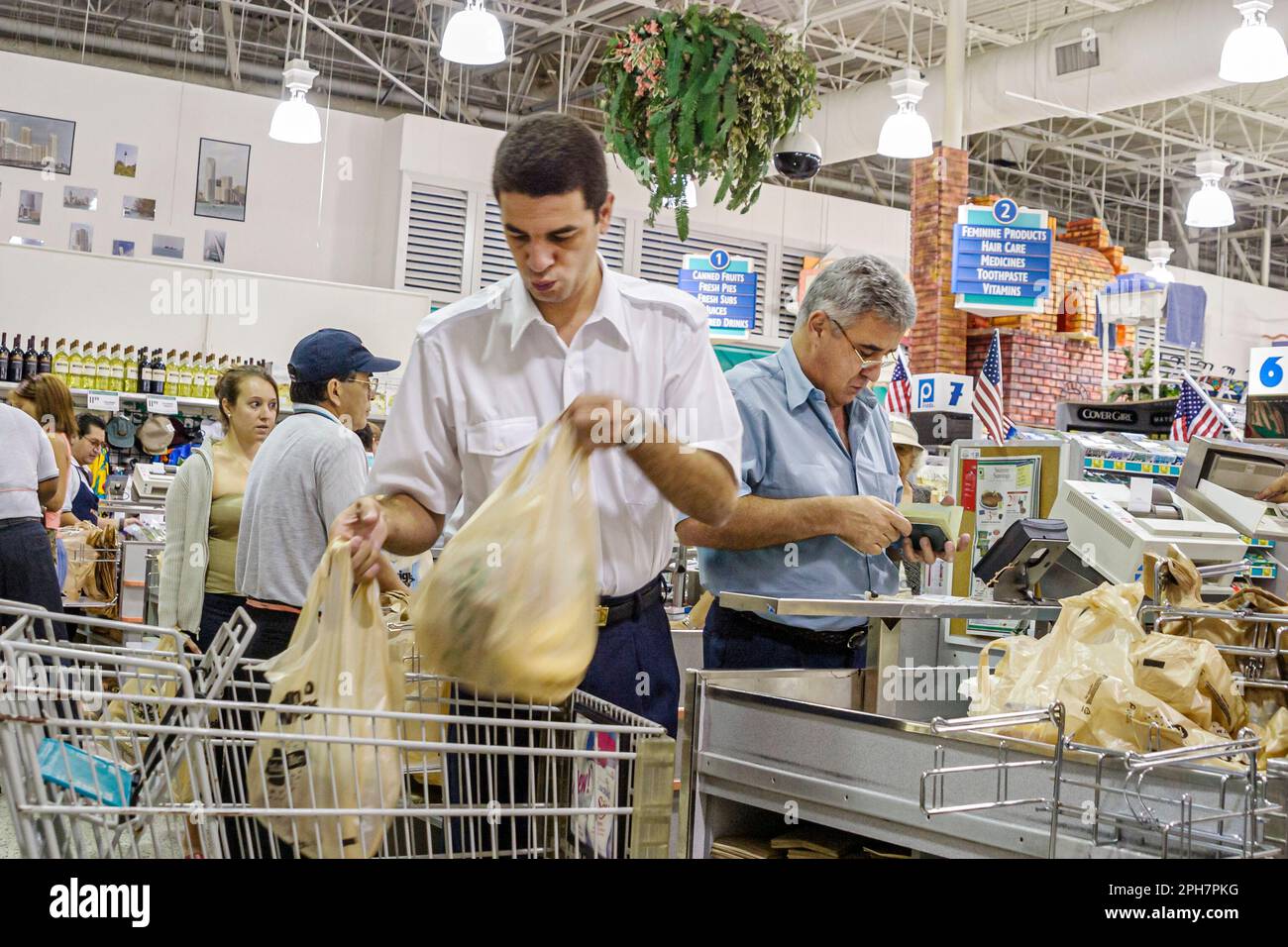 Bagging groceries checkout hi-res stock photography and images - Alamy