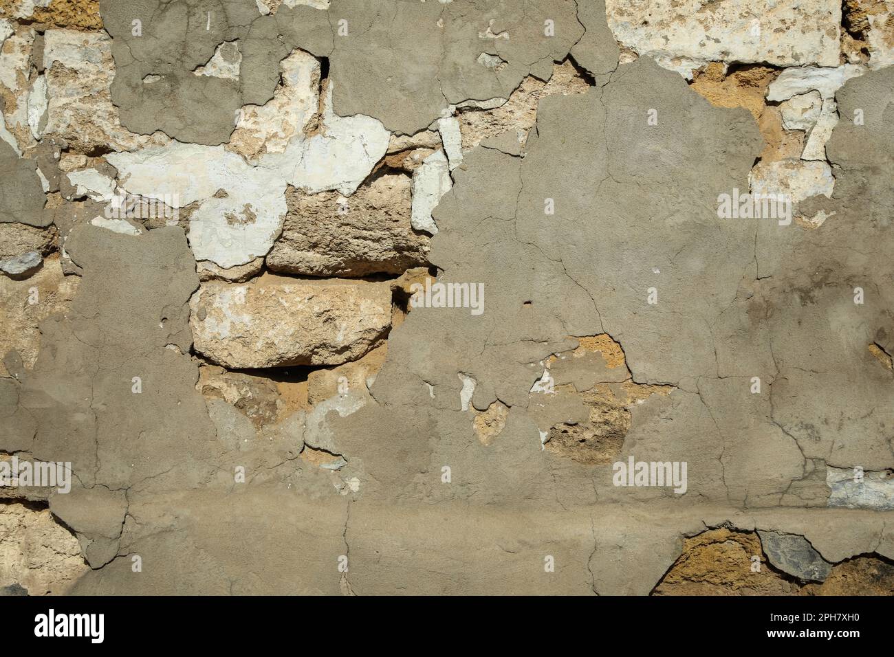 Stone building wall with cracks after strong earthquake Stock Photo - Alamy