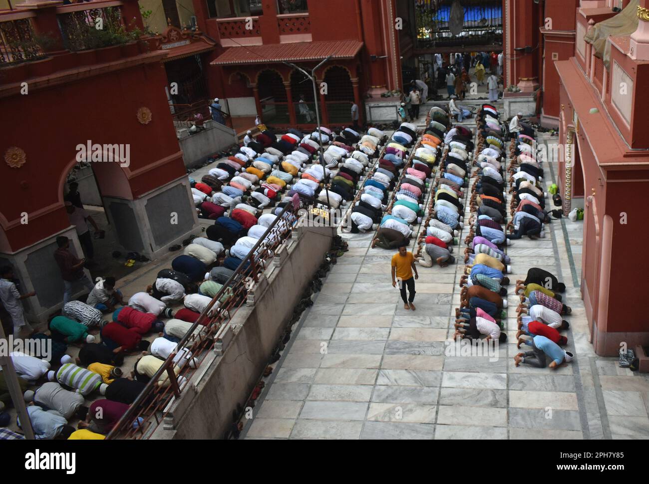 Kolkata, West Bengal, India. 26th Mar, 2023. Muslims offer prayers ...