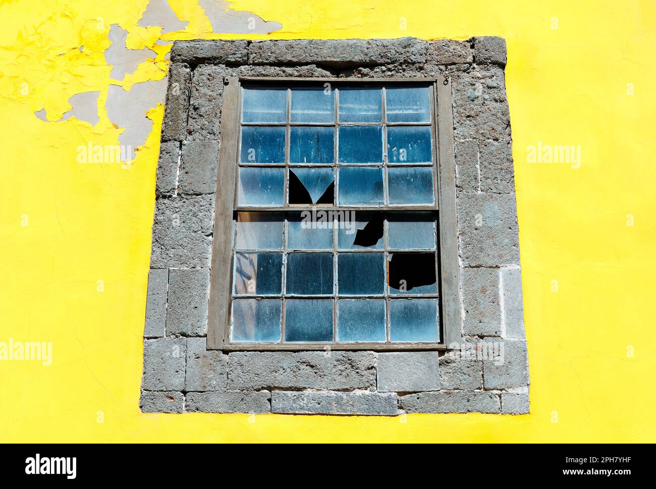 Yellow wall and window with broken glass Stock Photo - Alamy
