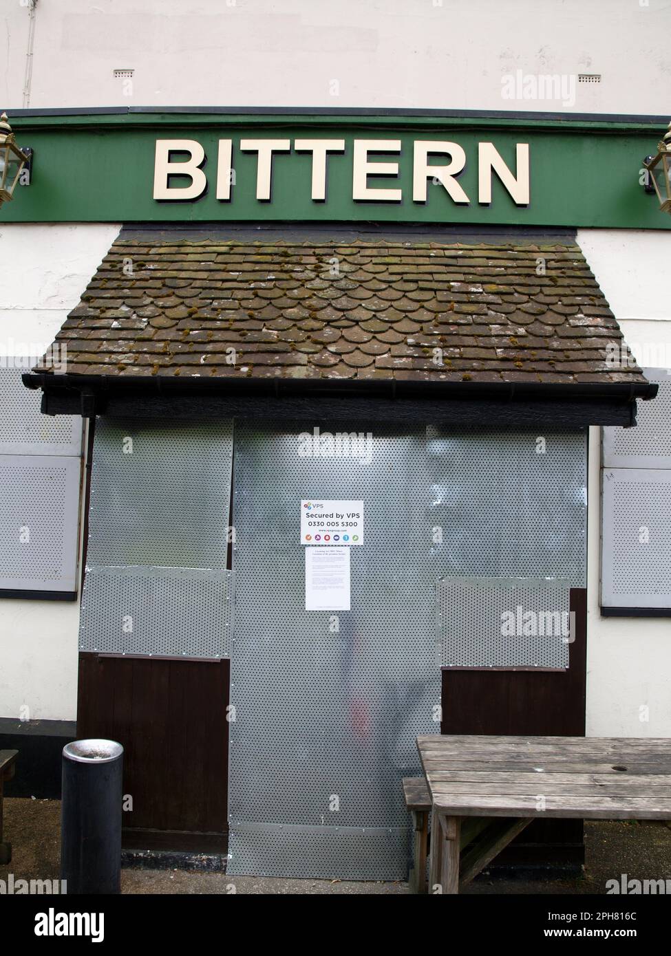 Closed down pub hi-res stock photography and images - Alamy
