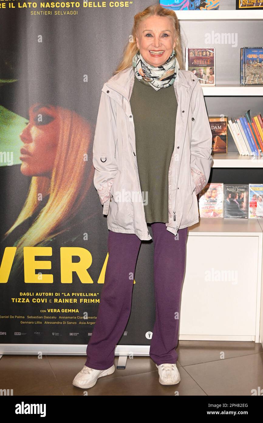 Barbara bouchet hi-res stock photography and images - Alamy