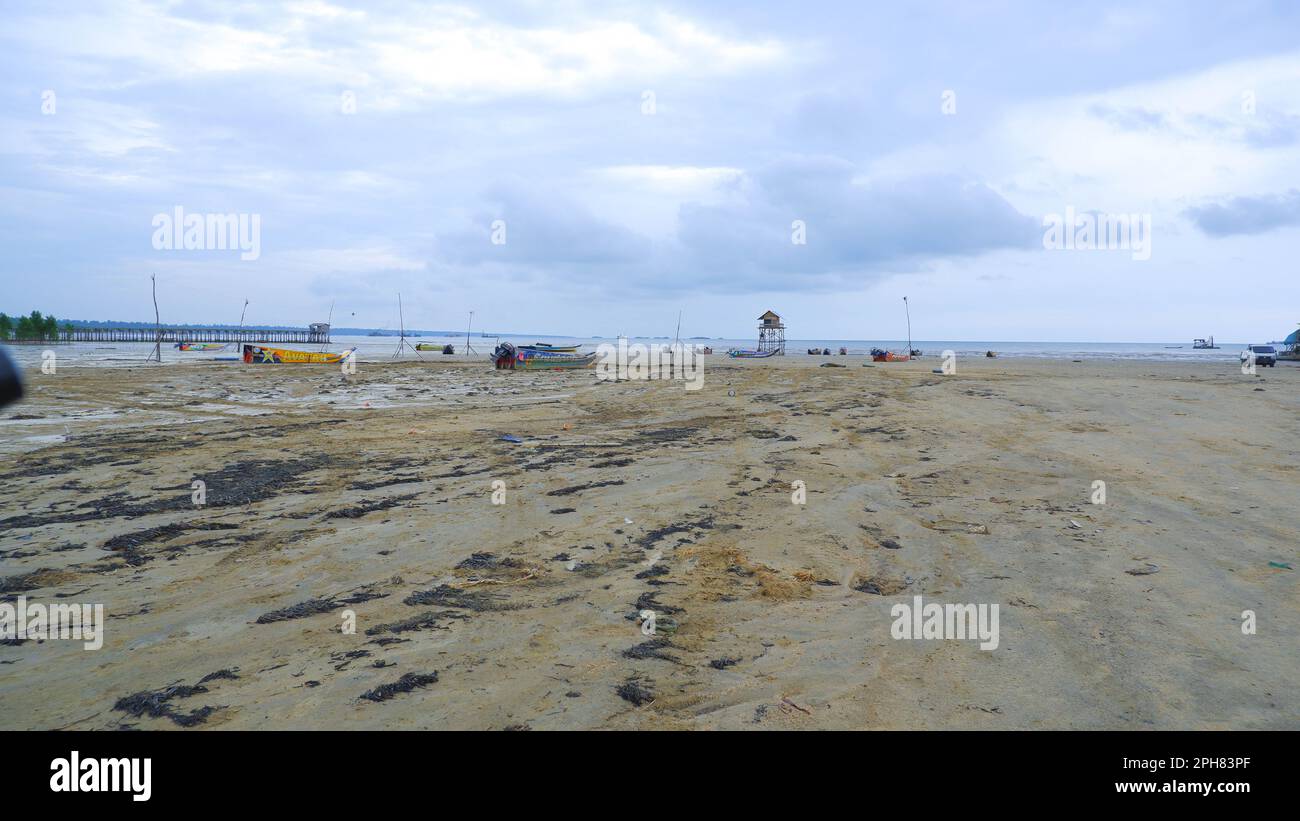 Beautiful tropical stretch beach hi-res stock photography and images ...