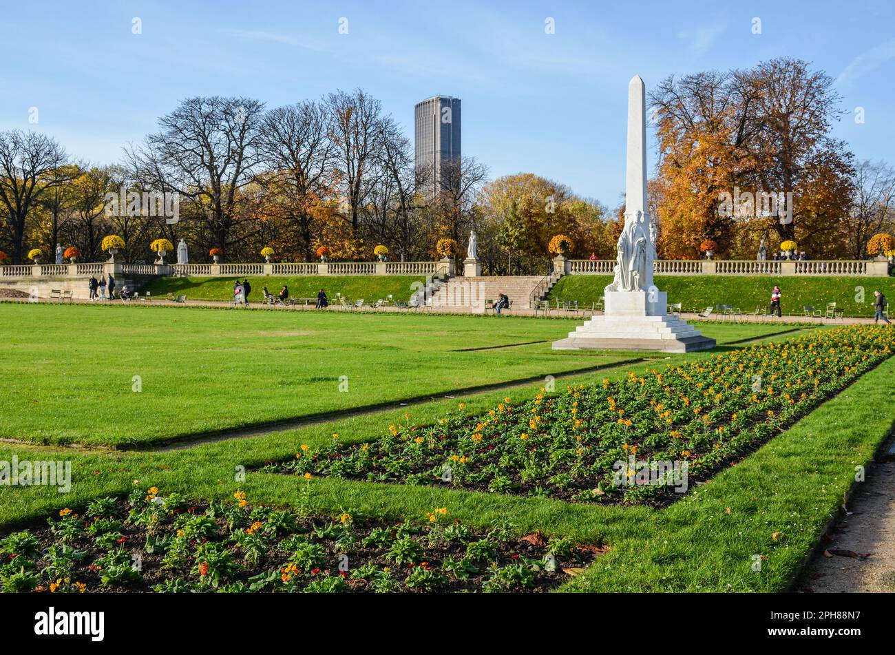 Park france morning palace hi-res stock photography and images - Alamy