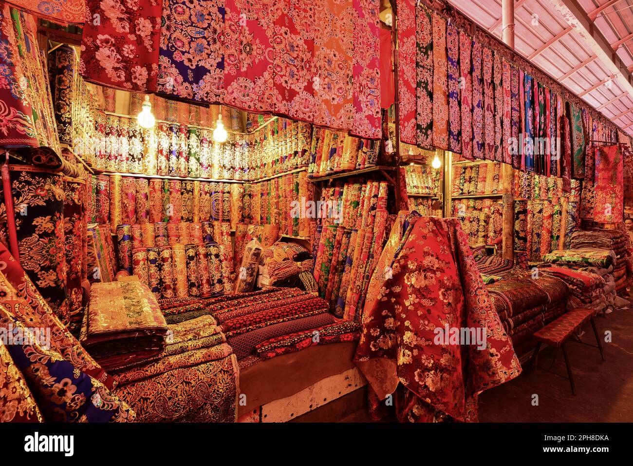 Kashgar, Xinjiang is a happy modern city that combines the essence of ...