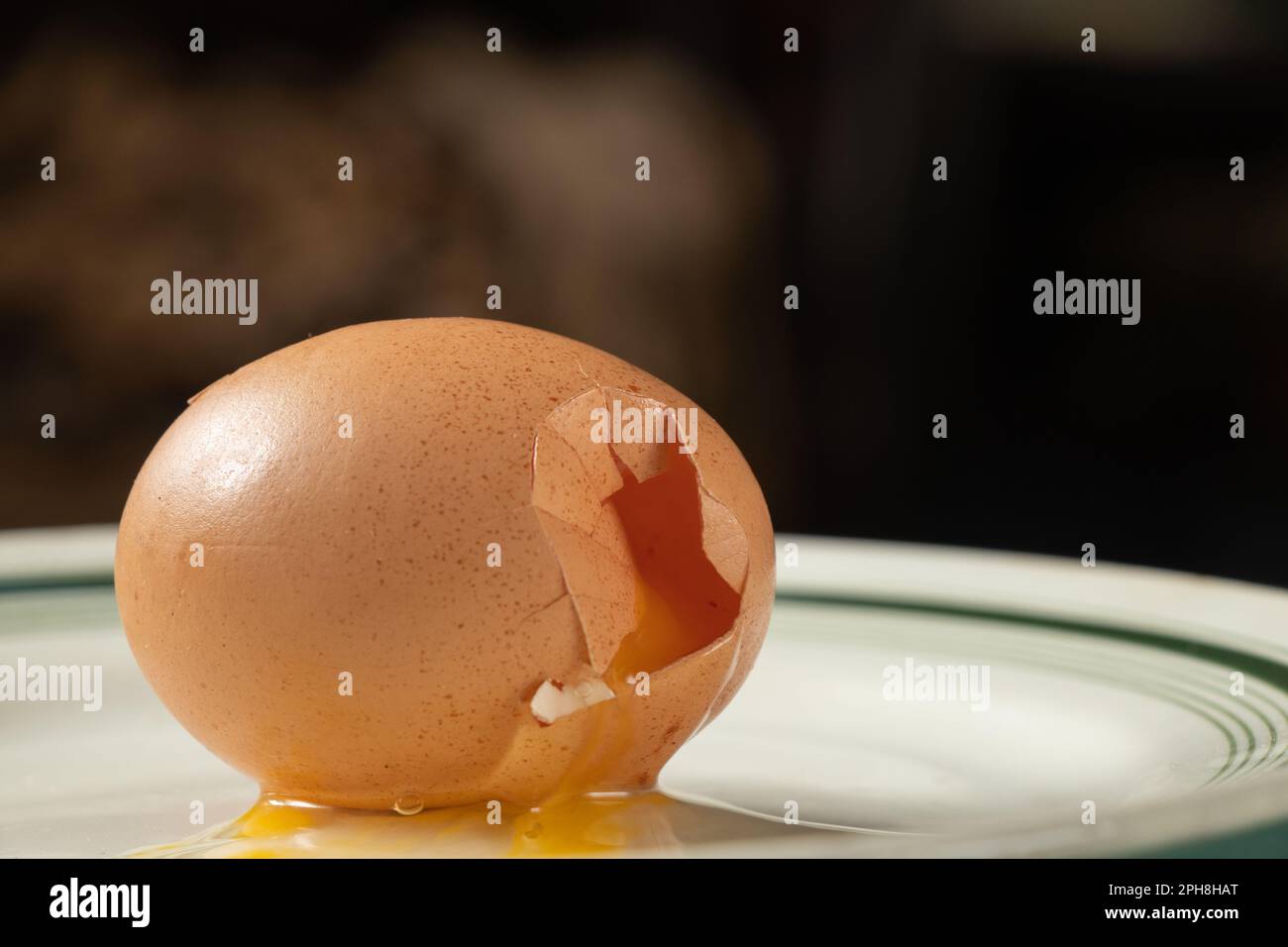 Brown eggs one cracked egg hi-res stock photography and images - Alamy