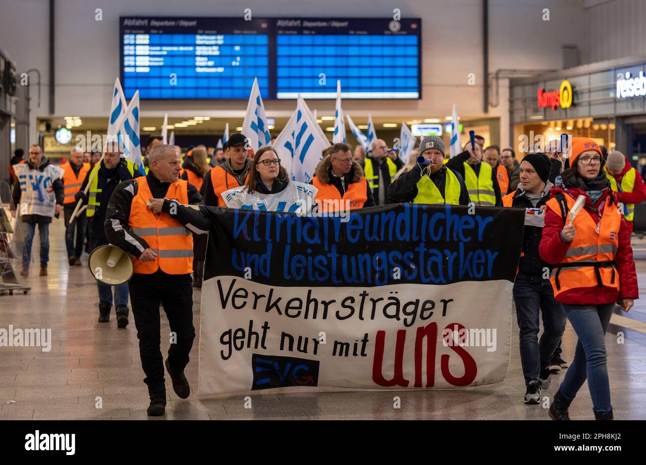 Duisburg, Germany. 27th Mar, 2023. Strikers of the EVG union parade ...