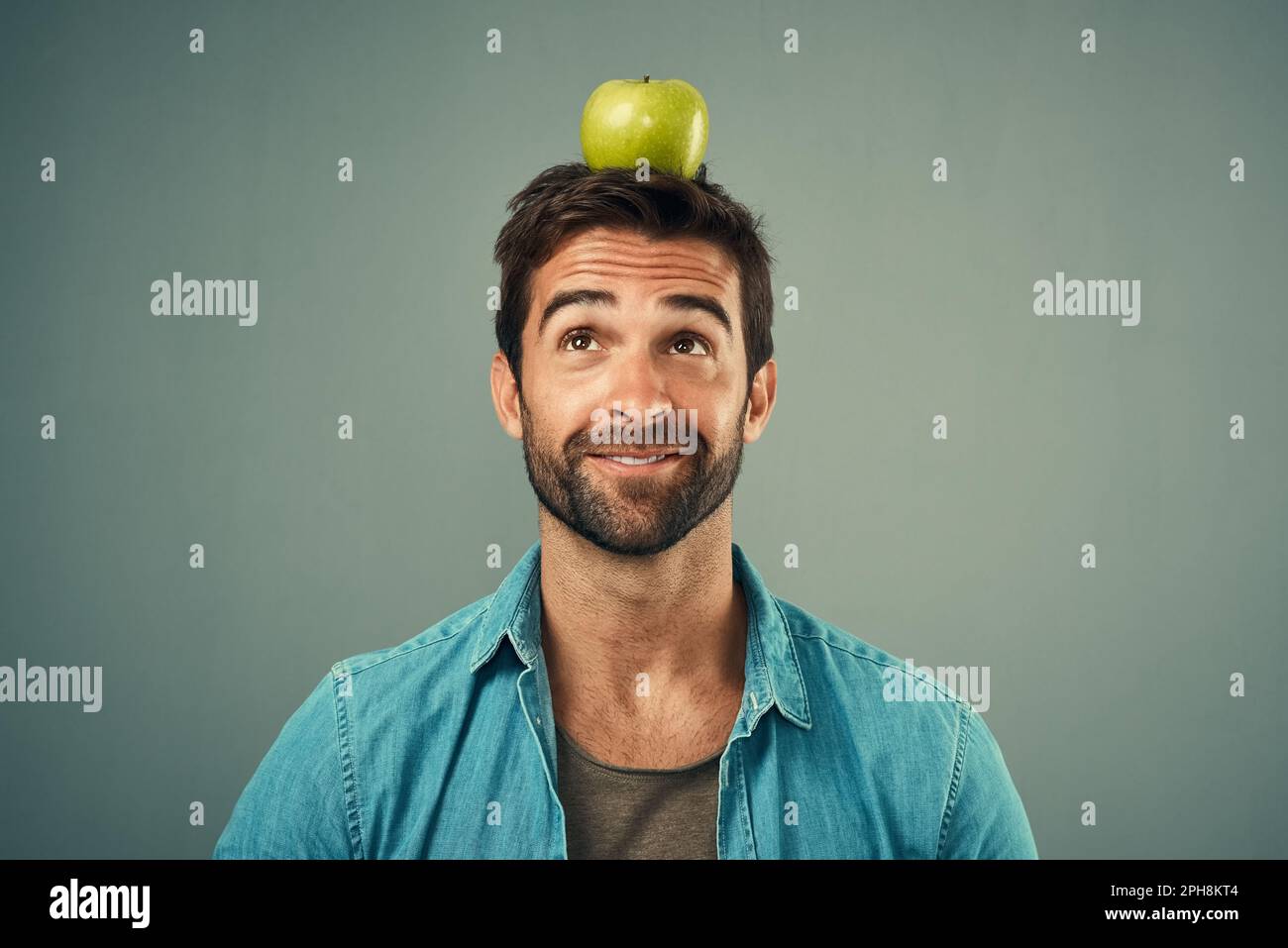 Apple on head target hi-res stock photography and images - Alamy
