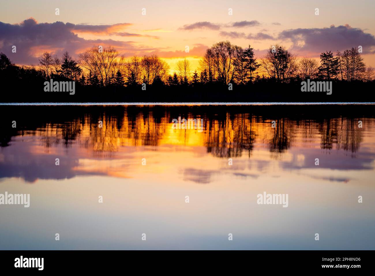 Isernhagen, Germany. 27th Mar, 2023. The sky above Hufeisensee in the ...