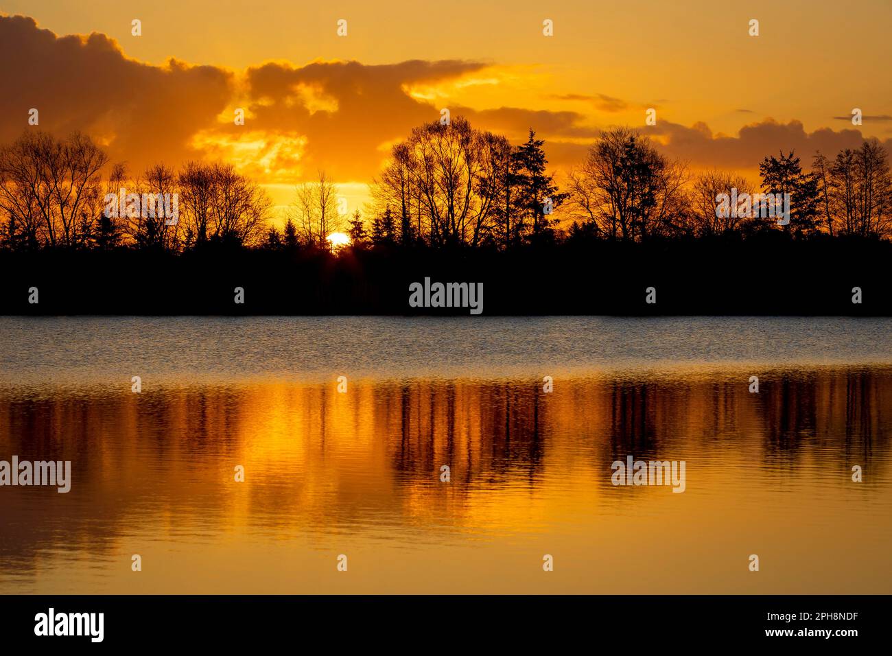 Isernhagen, Germany. 27th Mar, 2023. The sky above Hufeisensee in the ...