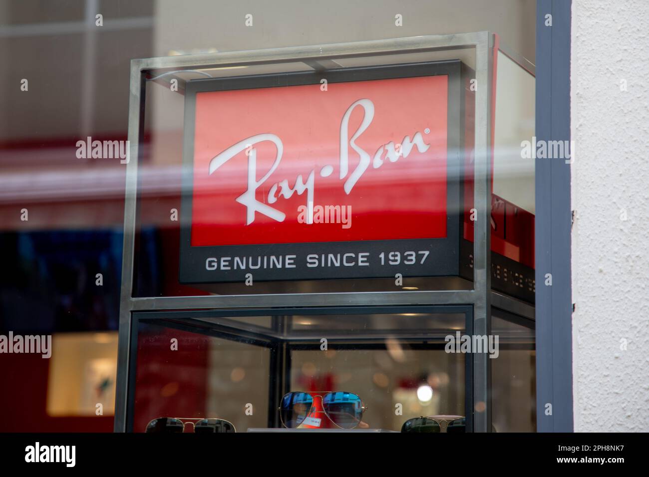 Rayban logo hi-res stock photography and images - Alamy