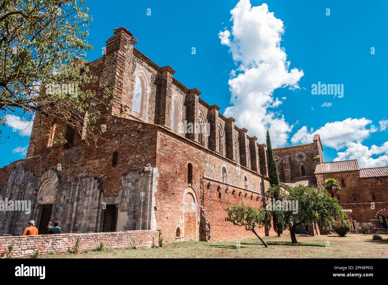 Decaying cathedral church hi-res stock photography and images - Alamy