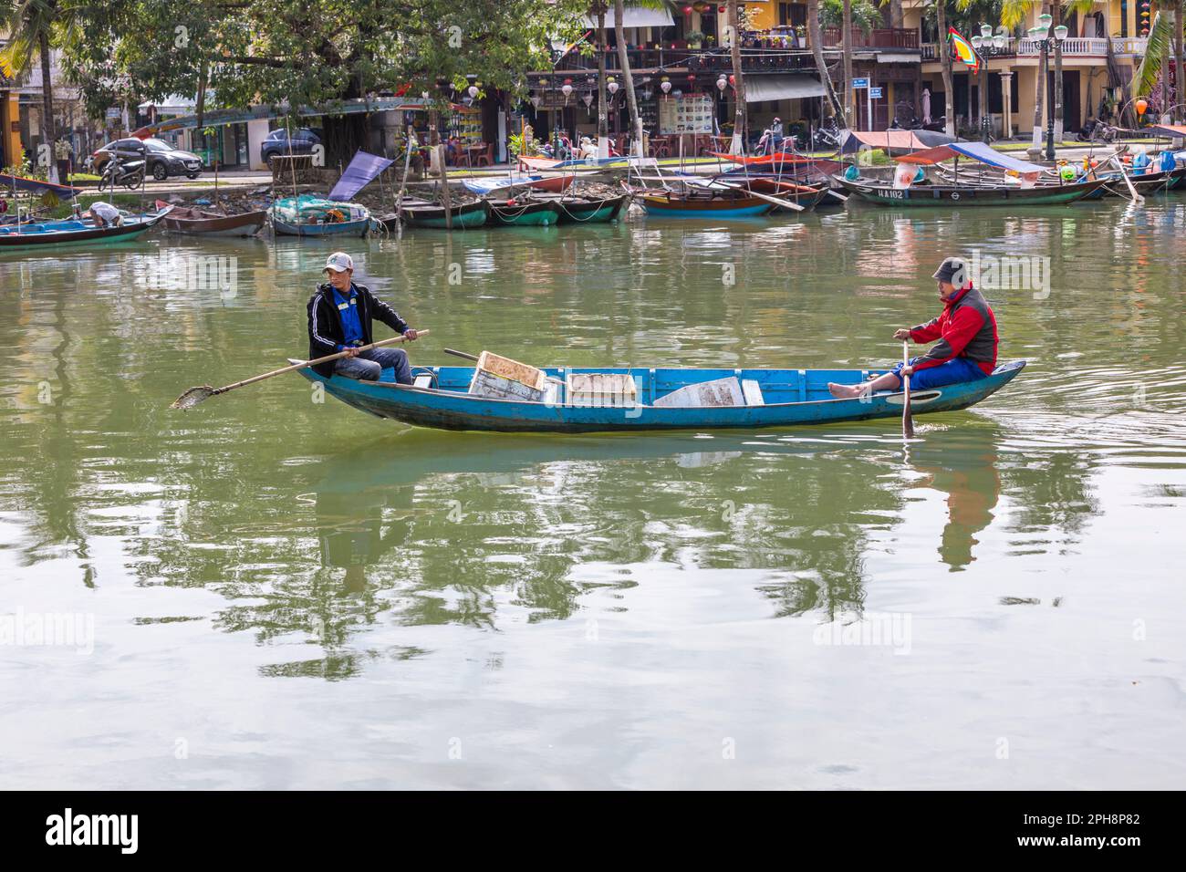 Small boats carrying tourists hi-res stock photography and images - Alamy