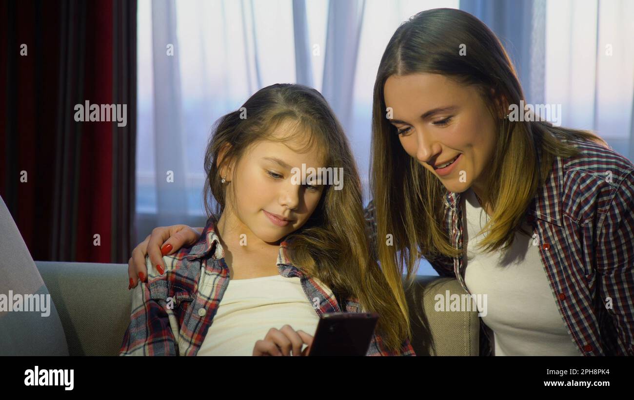 technology phone apps family device addiction Stock Photo - Alamy