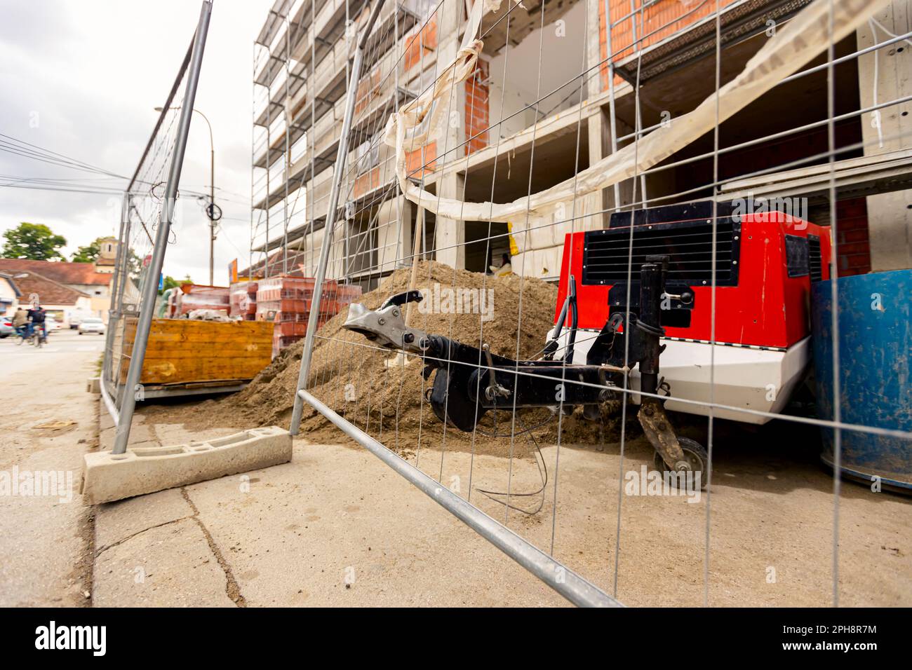 Hitch for the trailer of parked professional mobile pneumatic ...