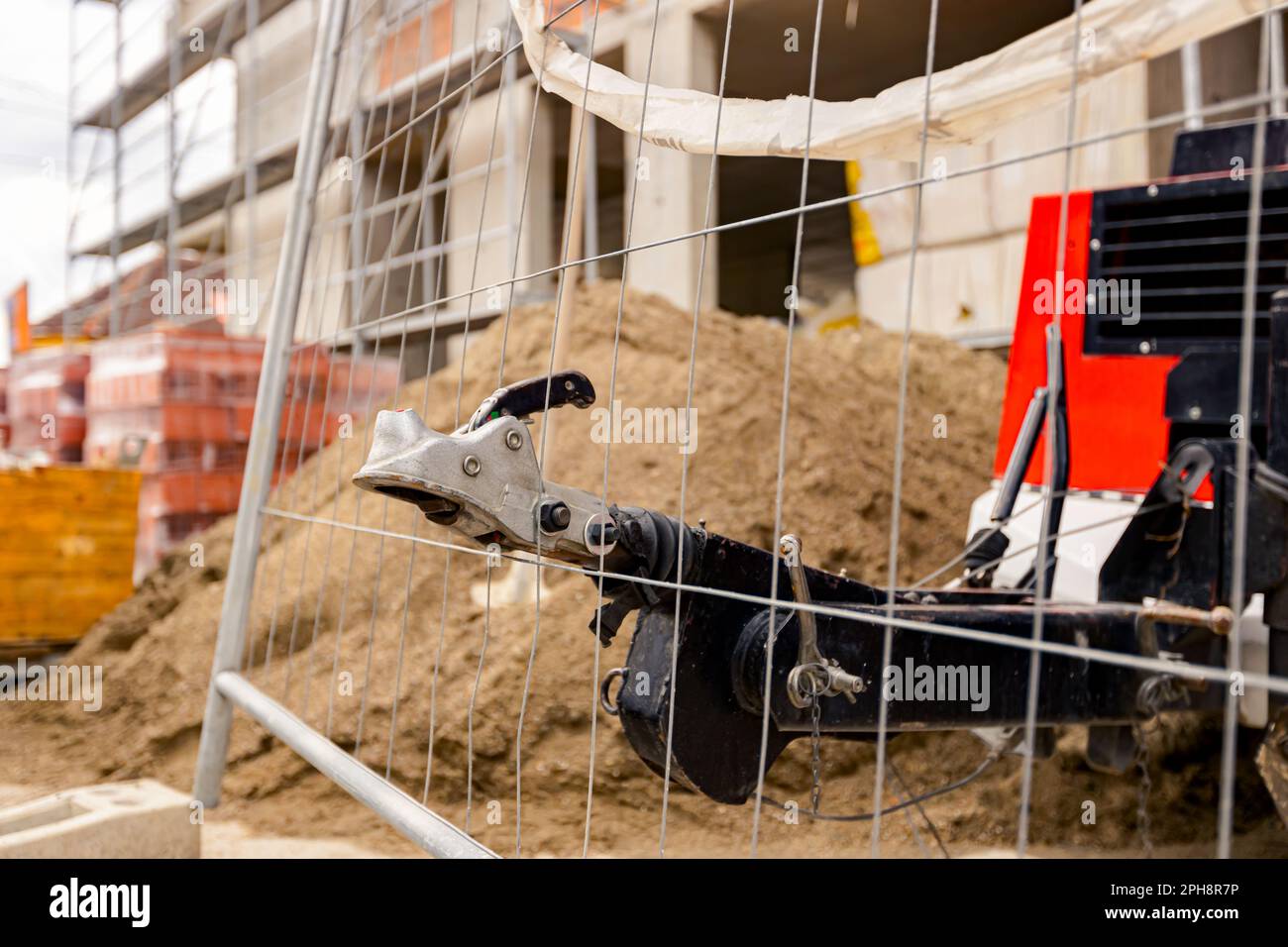 Hitch for the trailer of parked professional mobile pneumatic ...