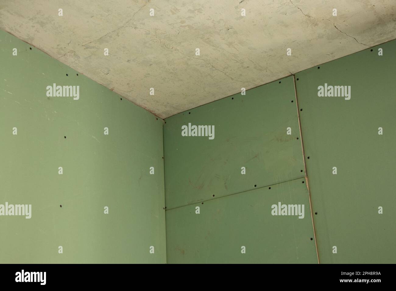 green drywall wall in the room during renovation, apartment renovation ...