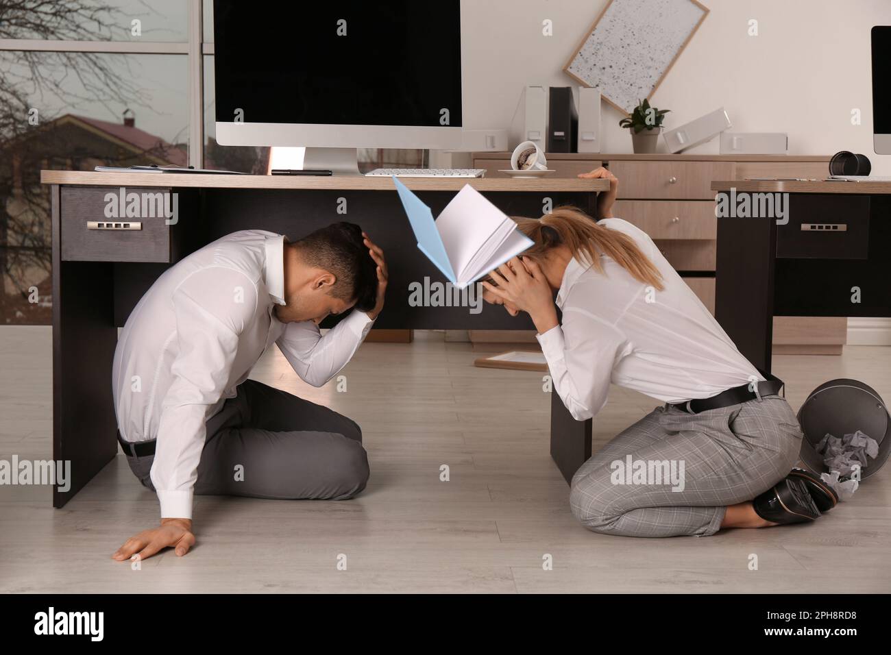 People scared earthquake hi-res stock photography and images - Alamy