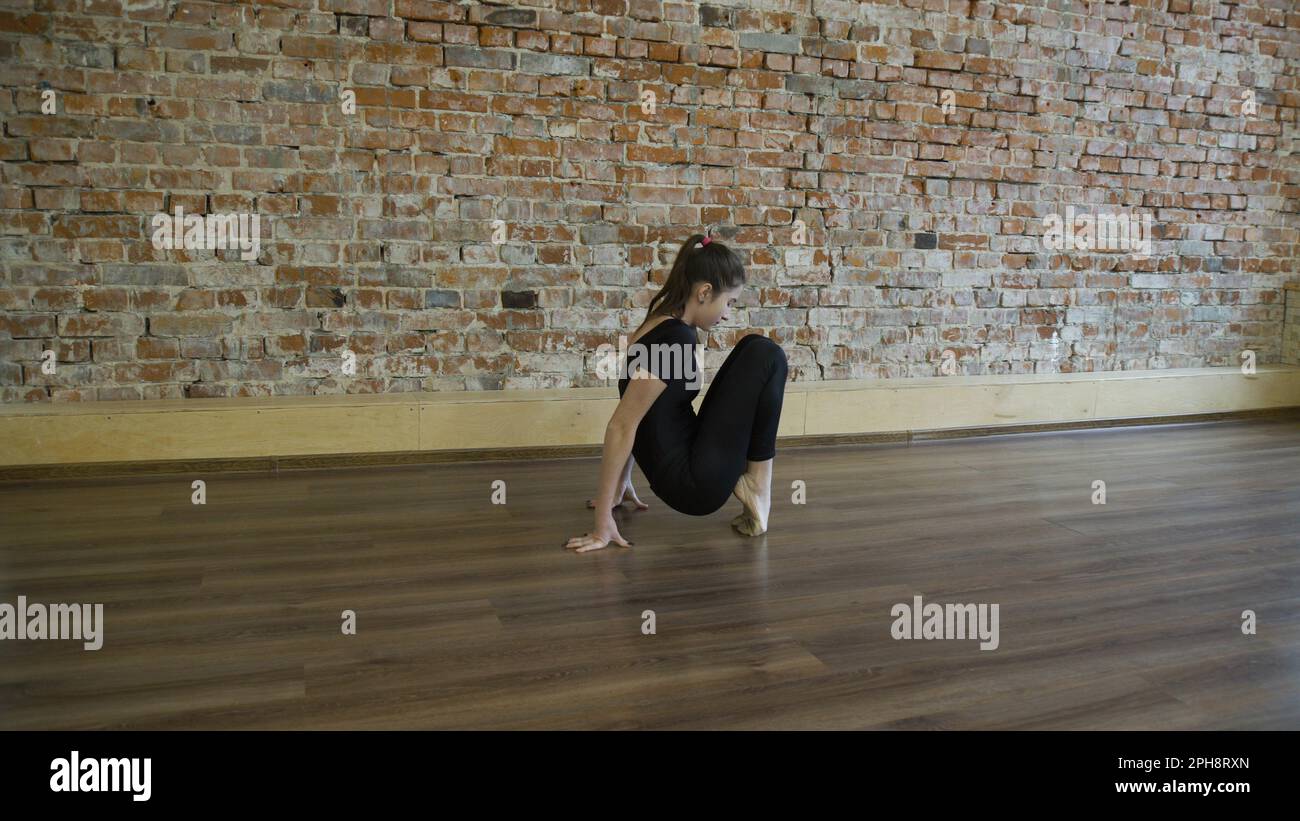 sport fitness yoga gymnastics workout girl stretch Stock Photo - Alamy