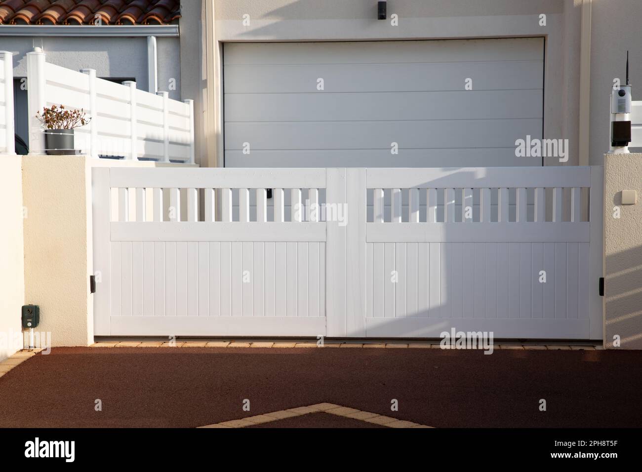 high classic modern white pvc plastic home gate portal of suburb house ...