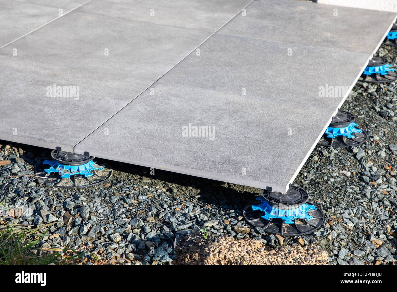 floor tile with Pedestal Support with integrated slope corrector ...