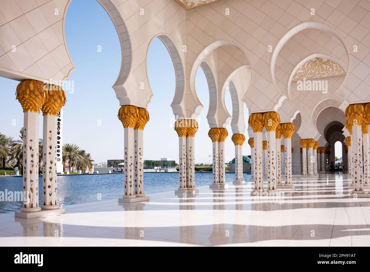 Sheikh Zayed Grand Mosque of white marble in Abu Dhabi city, UAE Stock ...